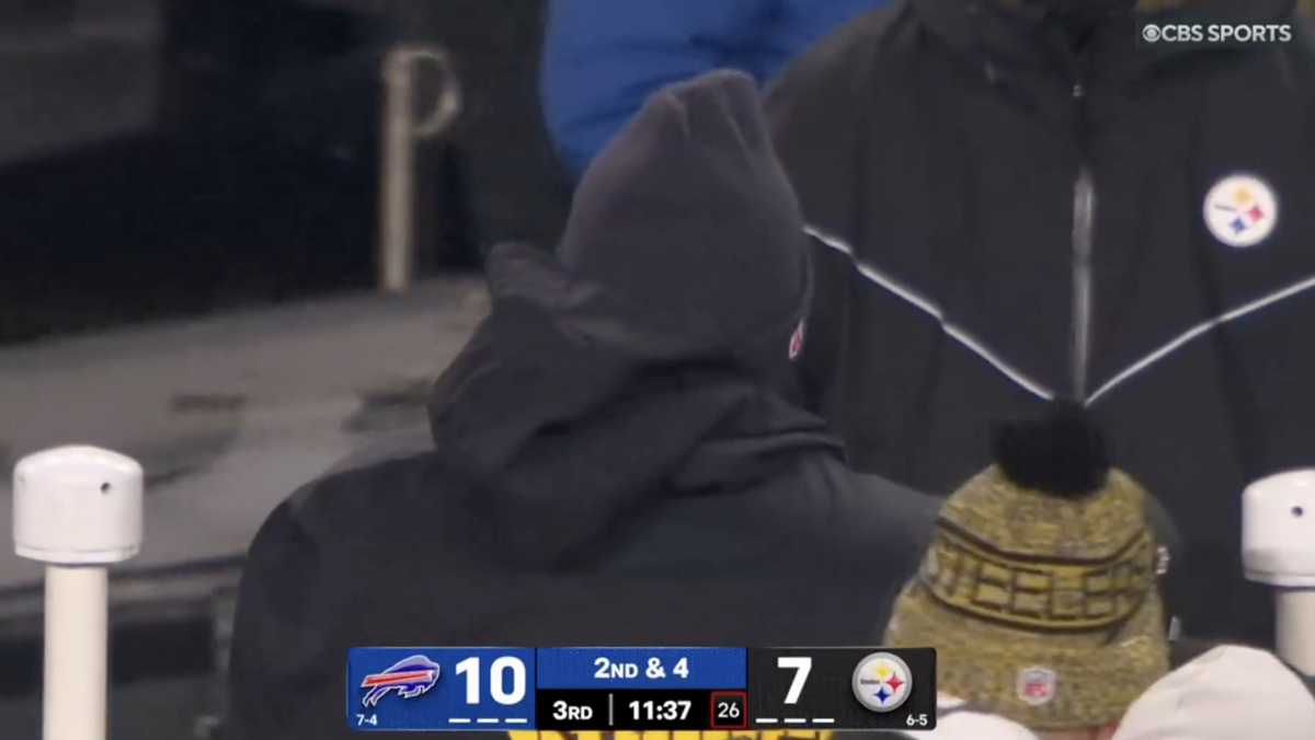 Photo Of Injured Aaron Rodgers On Sideline Is 'Heartbreaking'