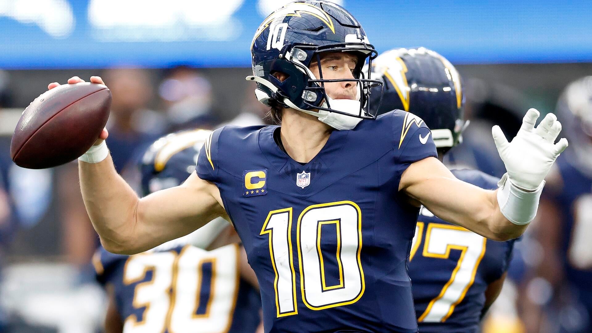 Justin Herbert injury update: Chargers QB has broken bone in left hand ...