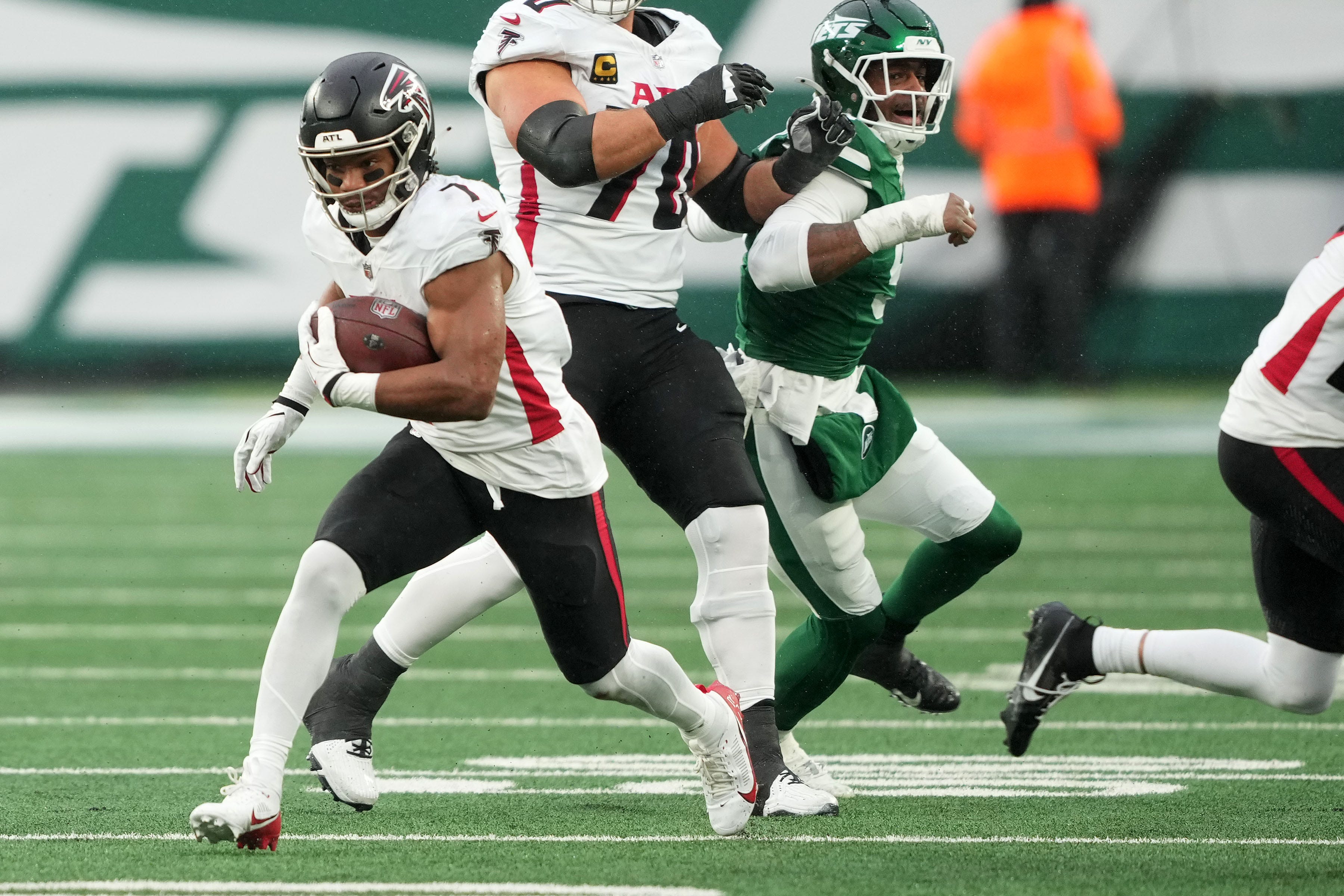 Falcons Bijan Robinson scores touchdown to give Falcons lead over Jets