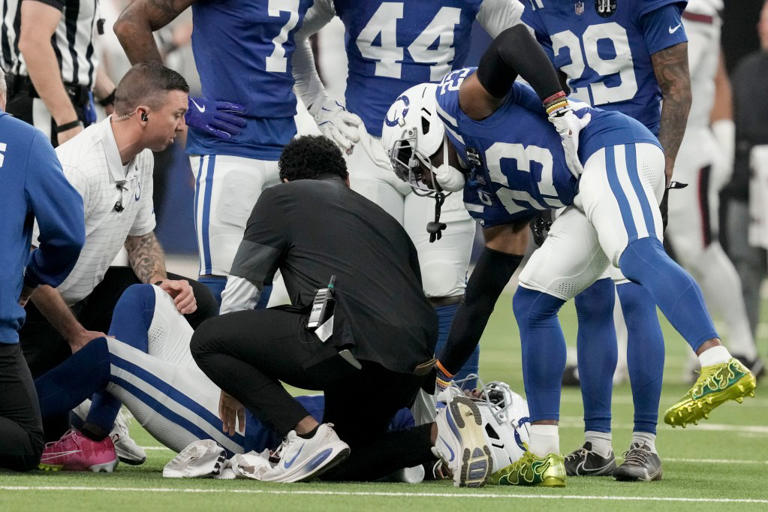 Sauce Gardner helped off field with calf injury in possible Colts blow