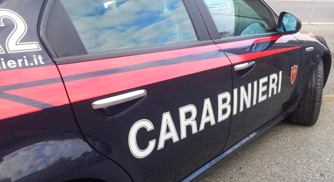 Colpi di pistola contro un 43enne: ferito alle gambe