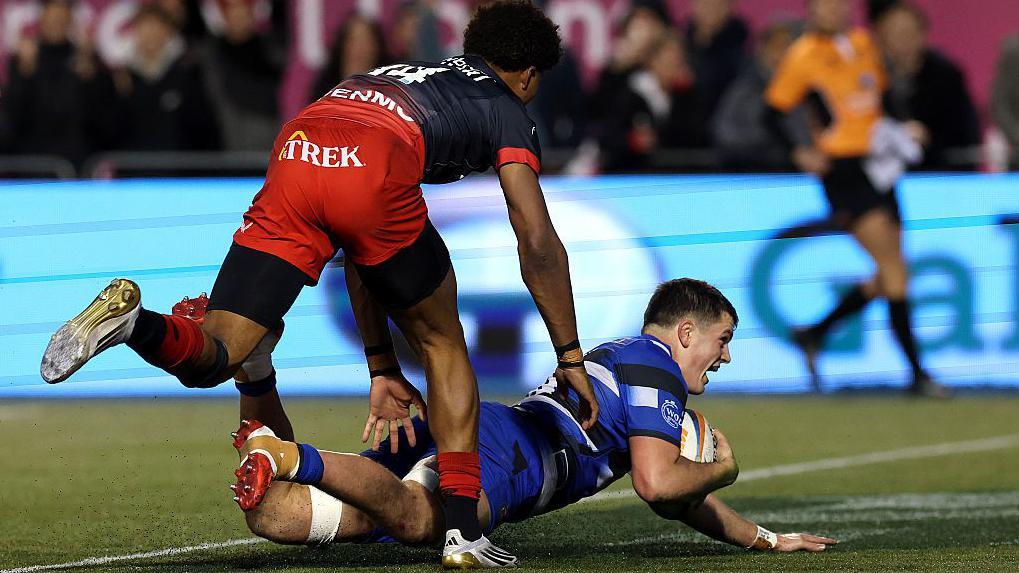 Bath go top with thrilling late win at Saracens