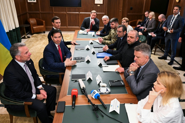 Trump officials host crucial Ukraine talks in Florida