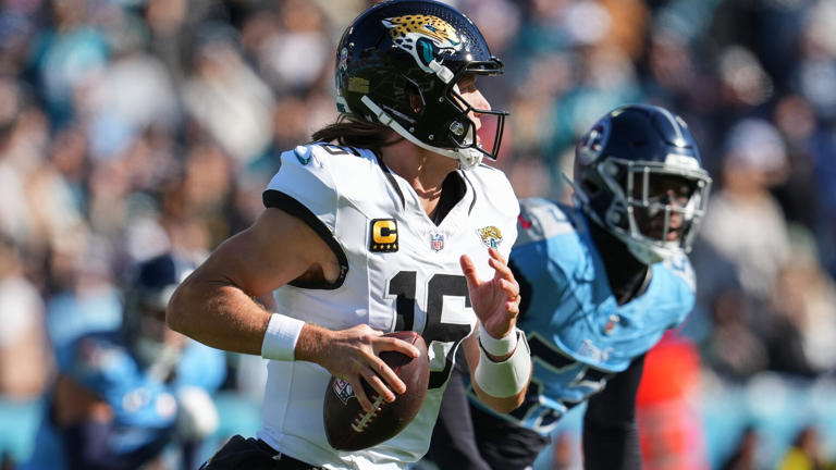 Jaguars take 15-3 lead, Trevor Lawrence throws two TD passes and runs ...