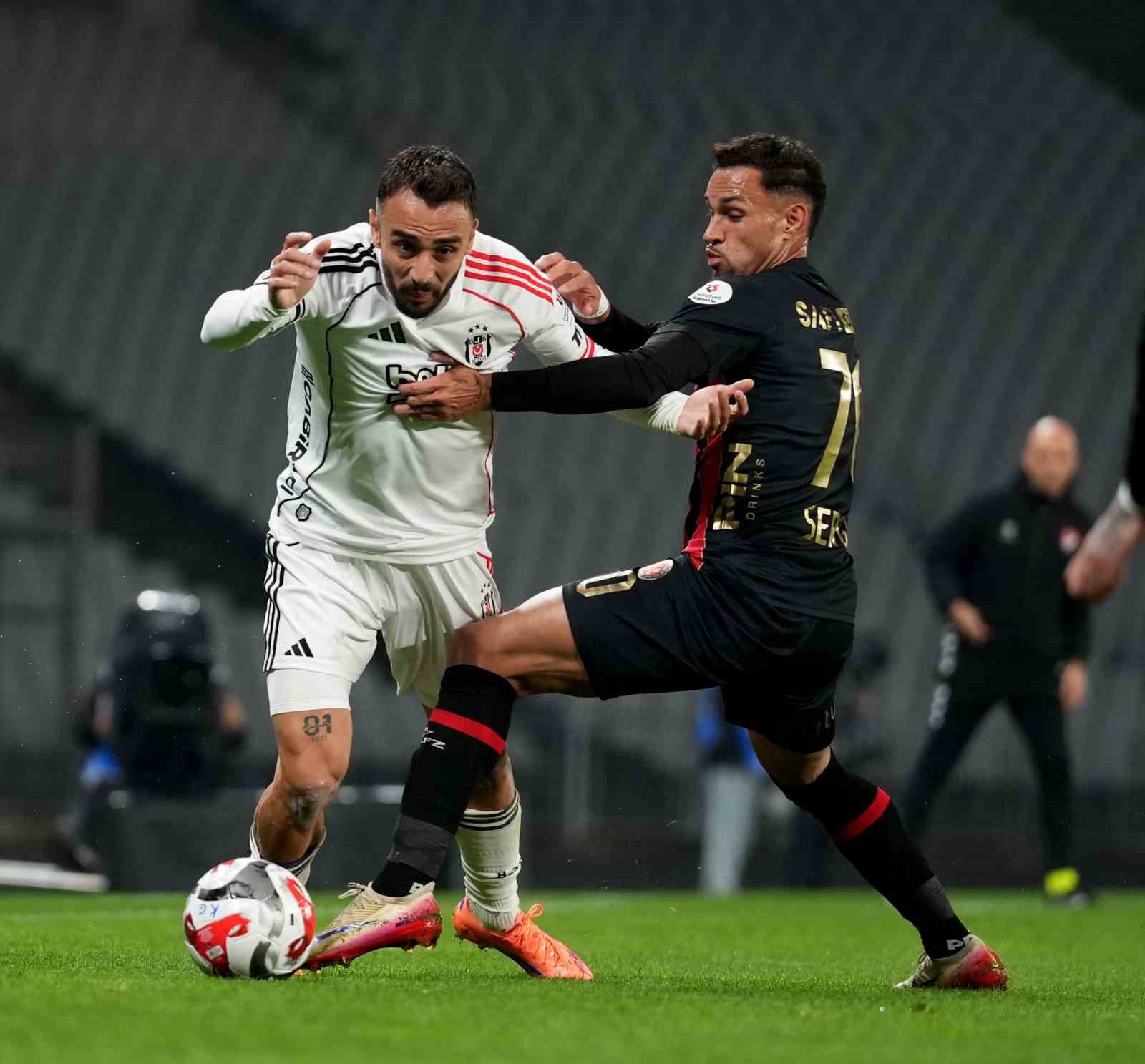 Trendyol Süper Lig: Fatih Karagümrük: 0 - Beşiktaş: 1 (İlk yarı)