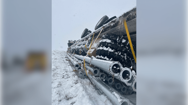 3 semis crash on I-84, road reopened