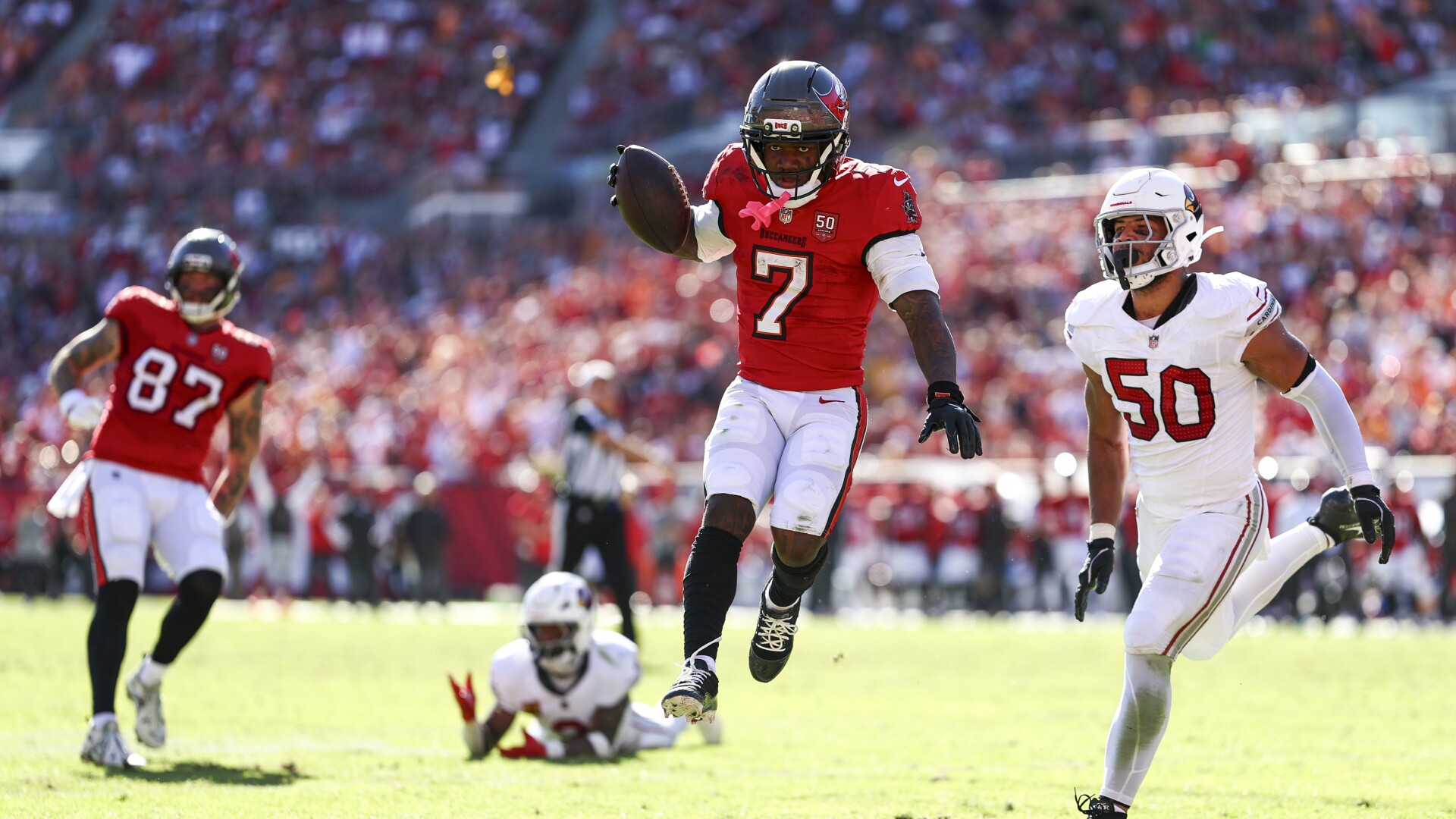 Bucky Irving scores in his return, Bucs lead 17-3