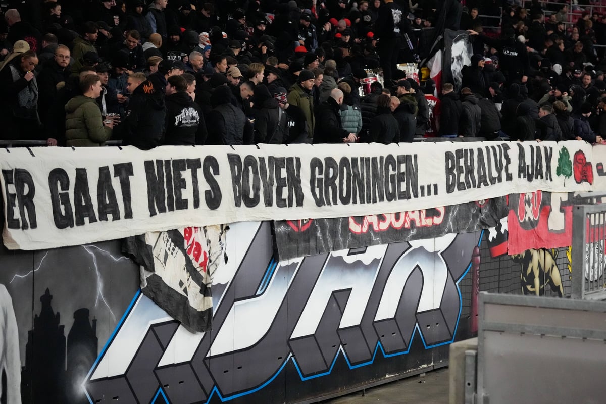 Ajax - FC Groningen wordt dinsdagmiddag hervat zonder publiek