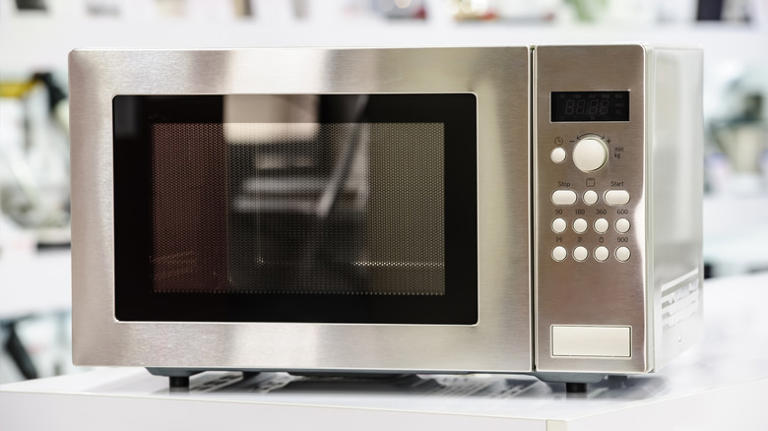 Here's Why You Never See Commercials For Microwaves, According To Reddit