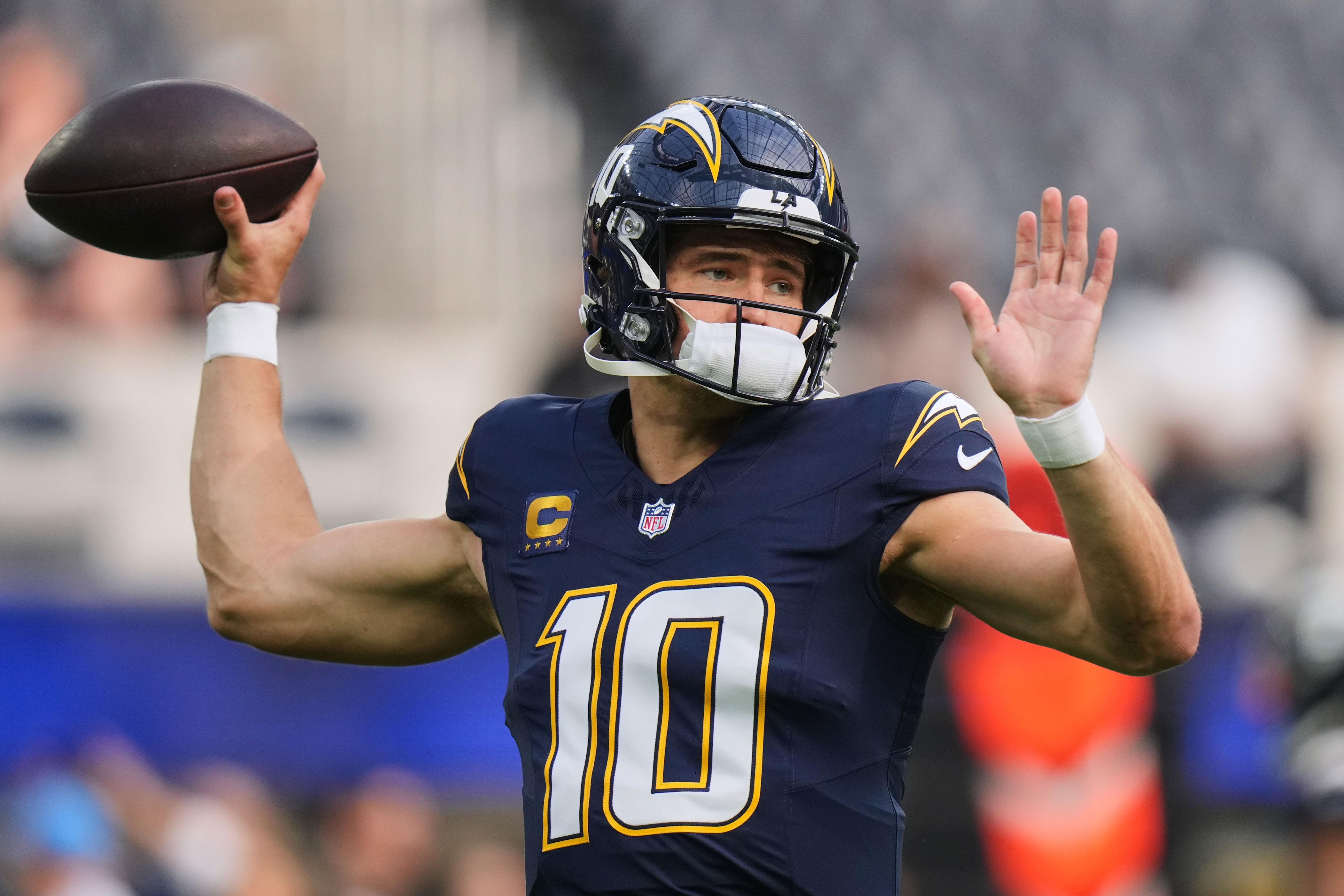 Chargers QB Justin Herbert leaves game vs. Raiders with hand injury