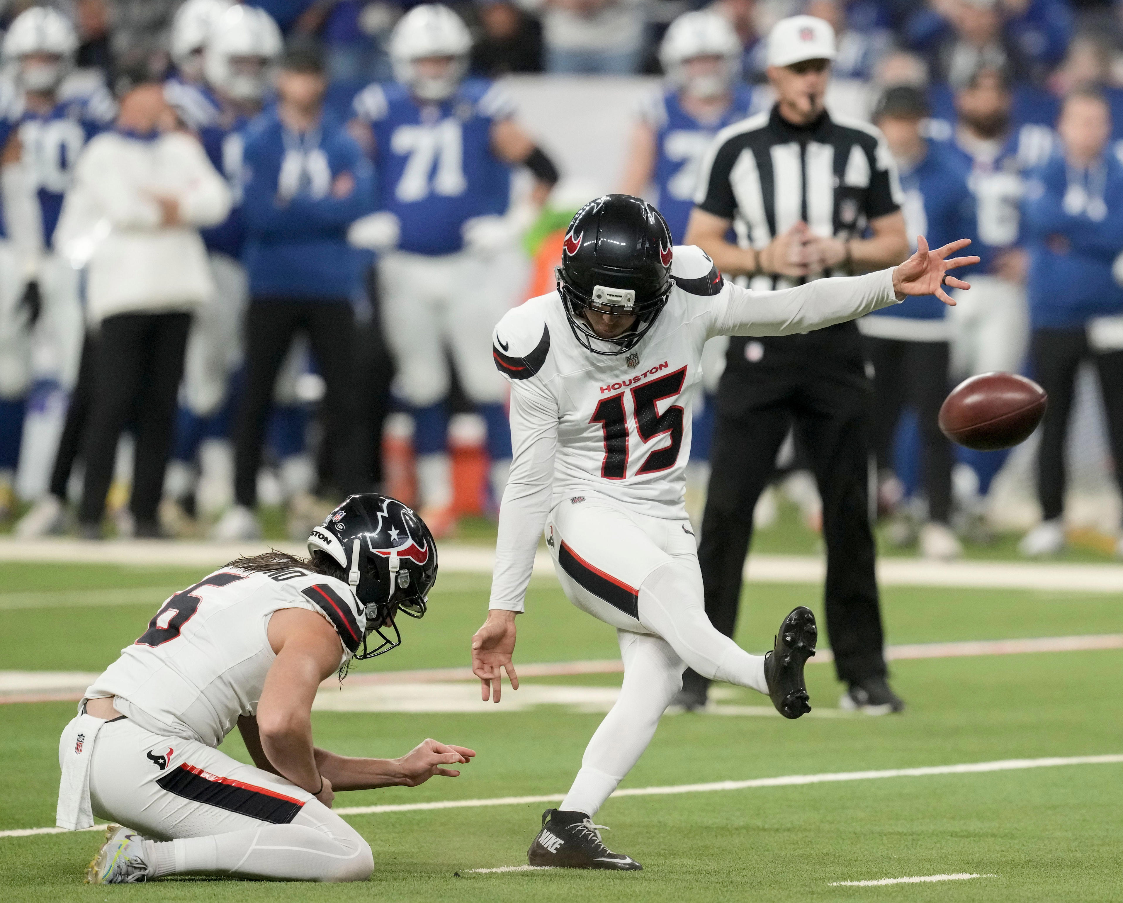 Referee says Texans' PAT 'completely inside outside edge of the upright ...