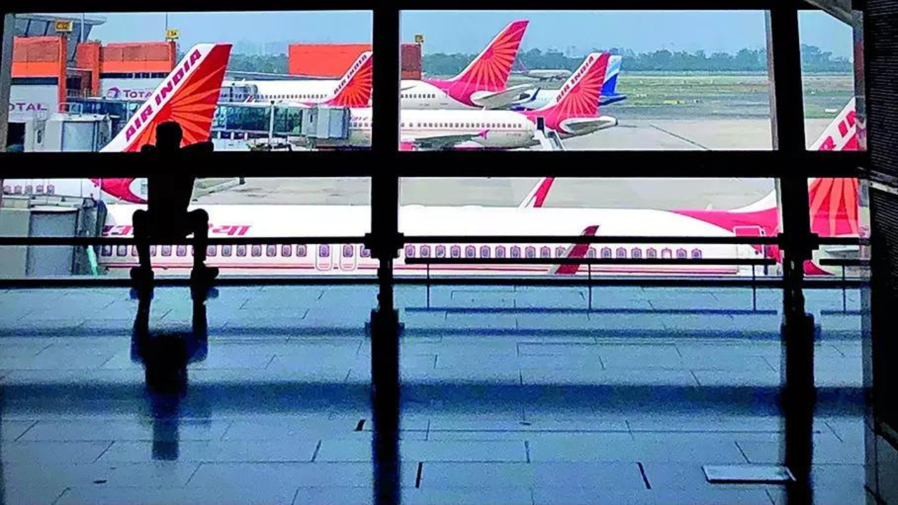 Govt to back air passengers in SC against Delhi, Mumbai airport ...