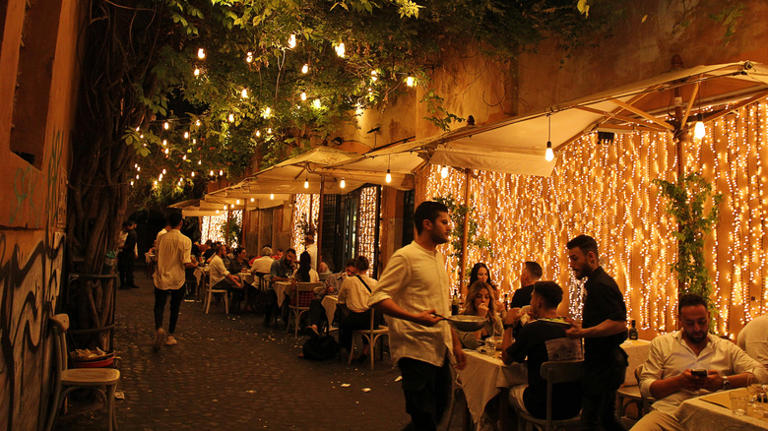 Ordering This Popular American Dish Is Bound To Get You Weird Looks In Italian Restaurants