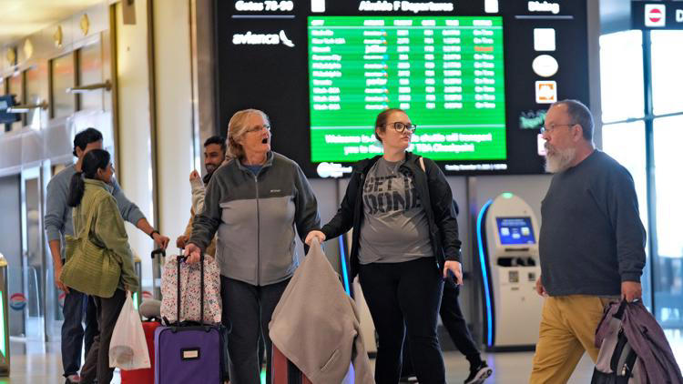 Christmas flight tracker: See delays, cancellations at Tampa ...