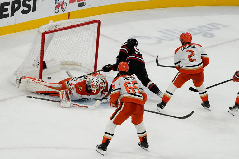 Connor Bedard sparks Blackhawks' comeback win