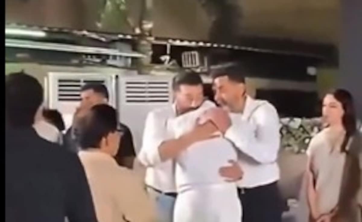 Watch: Sonu Nigam Consoles Emotional Sunny-Bobby Deol At Dharmendra's ...