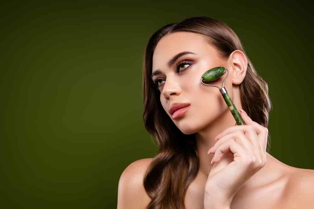 Jade Roller Guide: Skin Benefits and Usage Tips