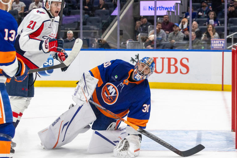 Ilya Sorokin, Patrick Roy brush off brutal miscue that led to goal in ...