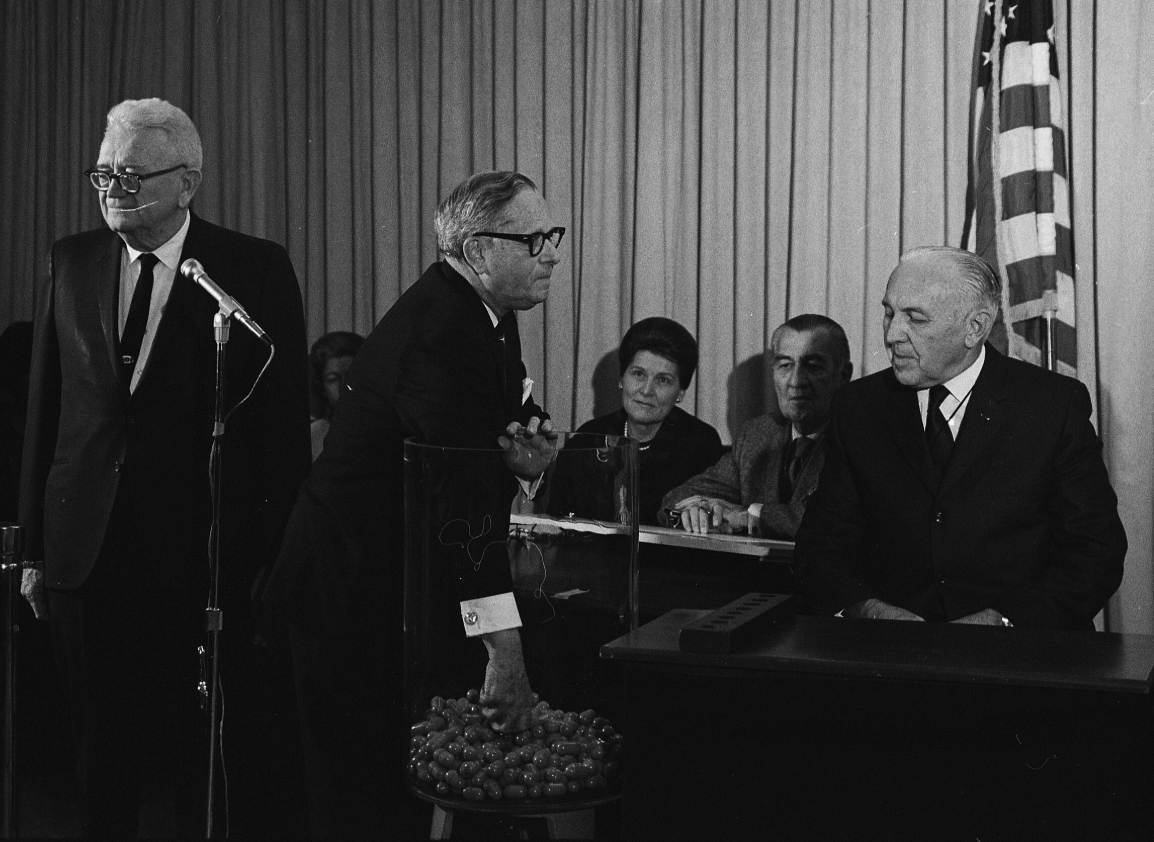 Σαν σήμερα: 1 Δεκεμβρίου 1969 – Η πρώτη τηλεοπτική κλήρωση στρατεύσιμων ...