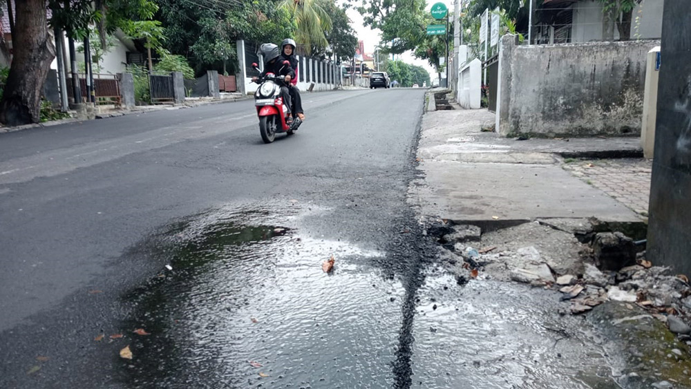 Pipa PDAM Tirta Siak Bocor, Jalan yang Baru Diaspal Ikut Retak dan Terendam