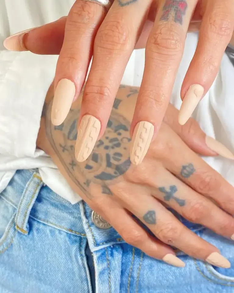 15 ideas de manicura beige para este otoño/invierno