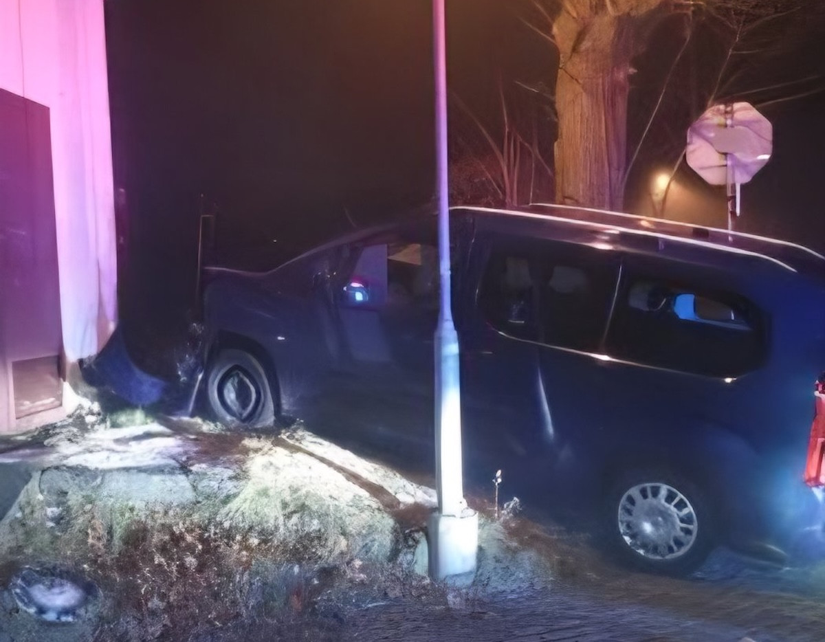 Neděle ve znamení nehod. Hasiči řešili srážky aut