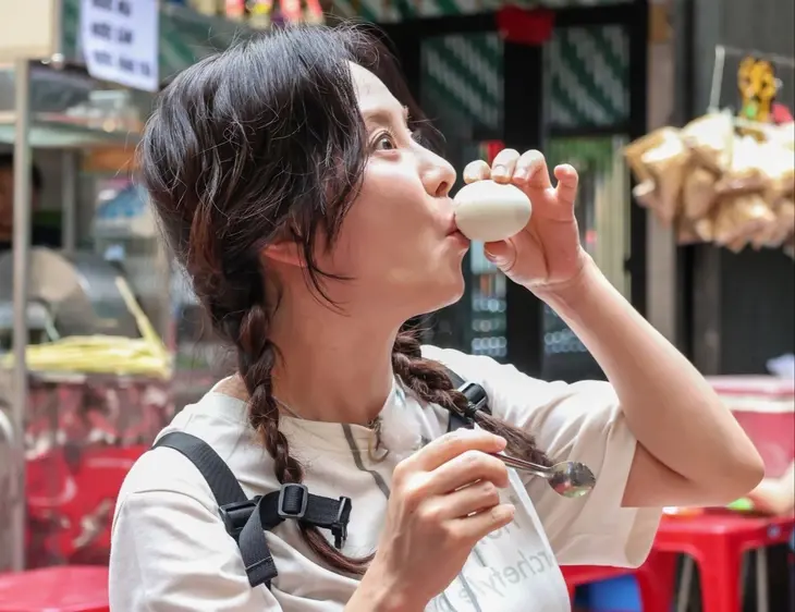 Song Ji Hyo khó quên món trứng vịt lộn và mê mẩn nước mía Việt Nam