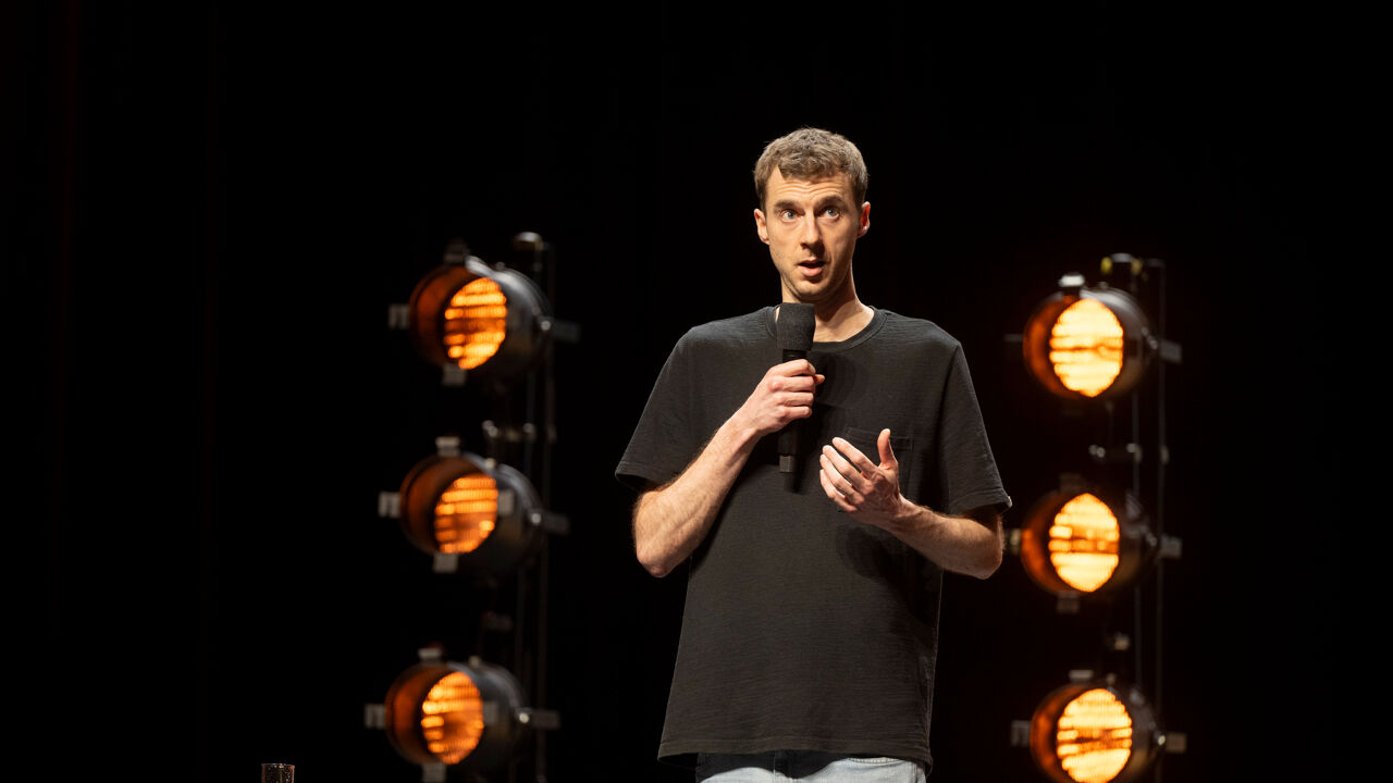 Jong, fris en vrouwelijk geweld: Bregje Iding wint HUMO's Comedy Cup 2025