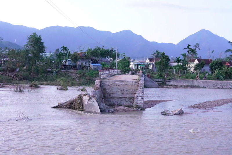 Gia Lai: Hơn 30m cầu bị sập trong bão 13, người dân phải đi đường vòng xa