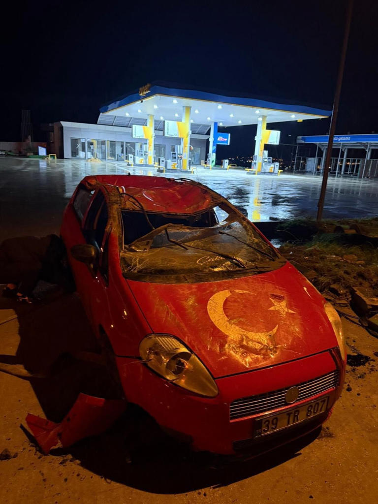 Lüleburgaz’da takla atan otomobildeki 2 kişi yaralı olarak kurtuldu