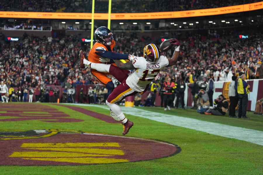 Razorback alum Treylon Burks makes incredible catch during Sunday Night ...