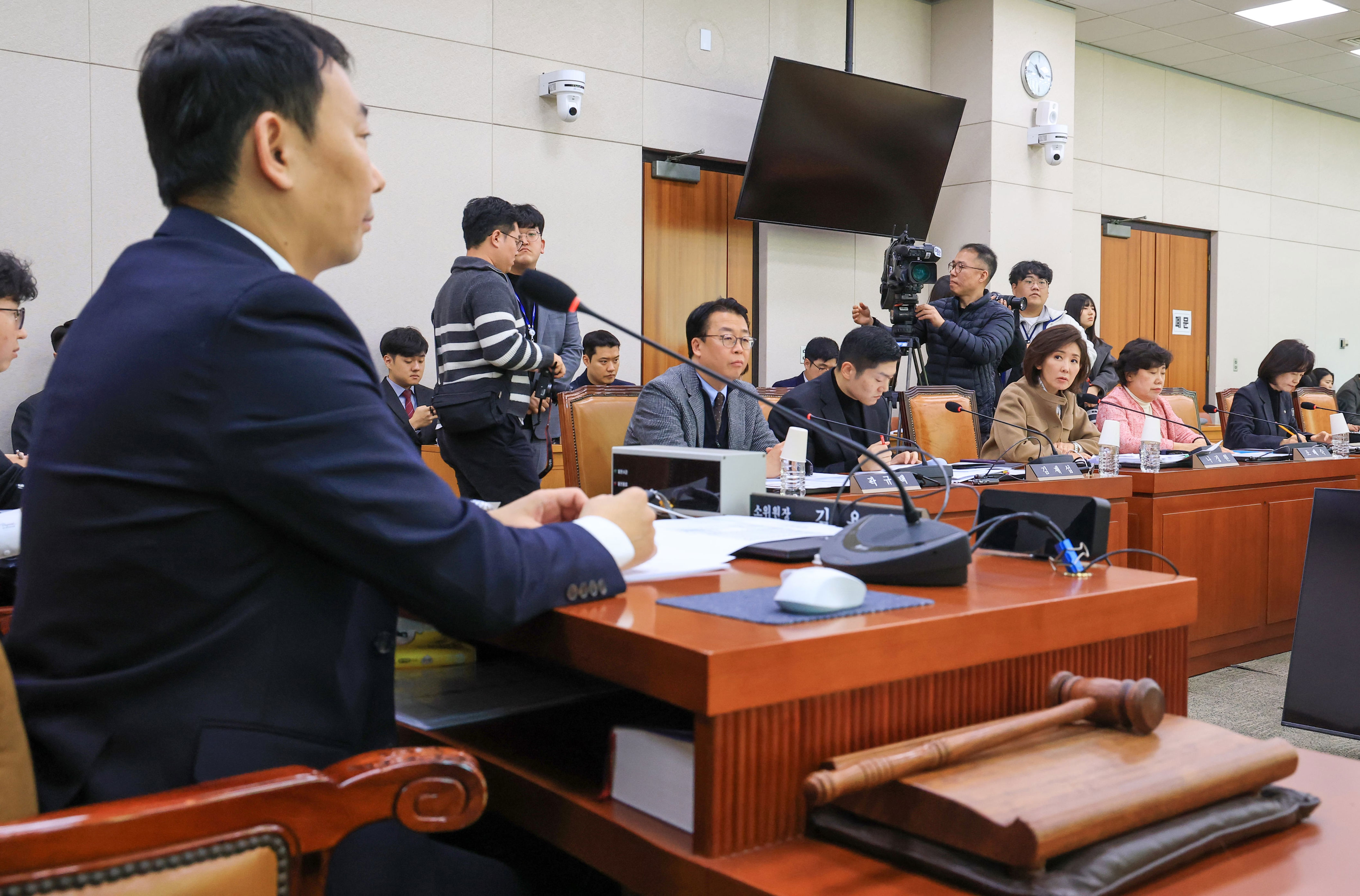 Legislation Committee Reviews Insurrection Bills Amid Judiciary Opposition