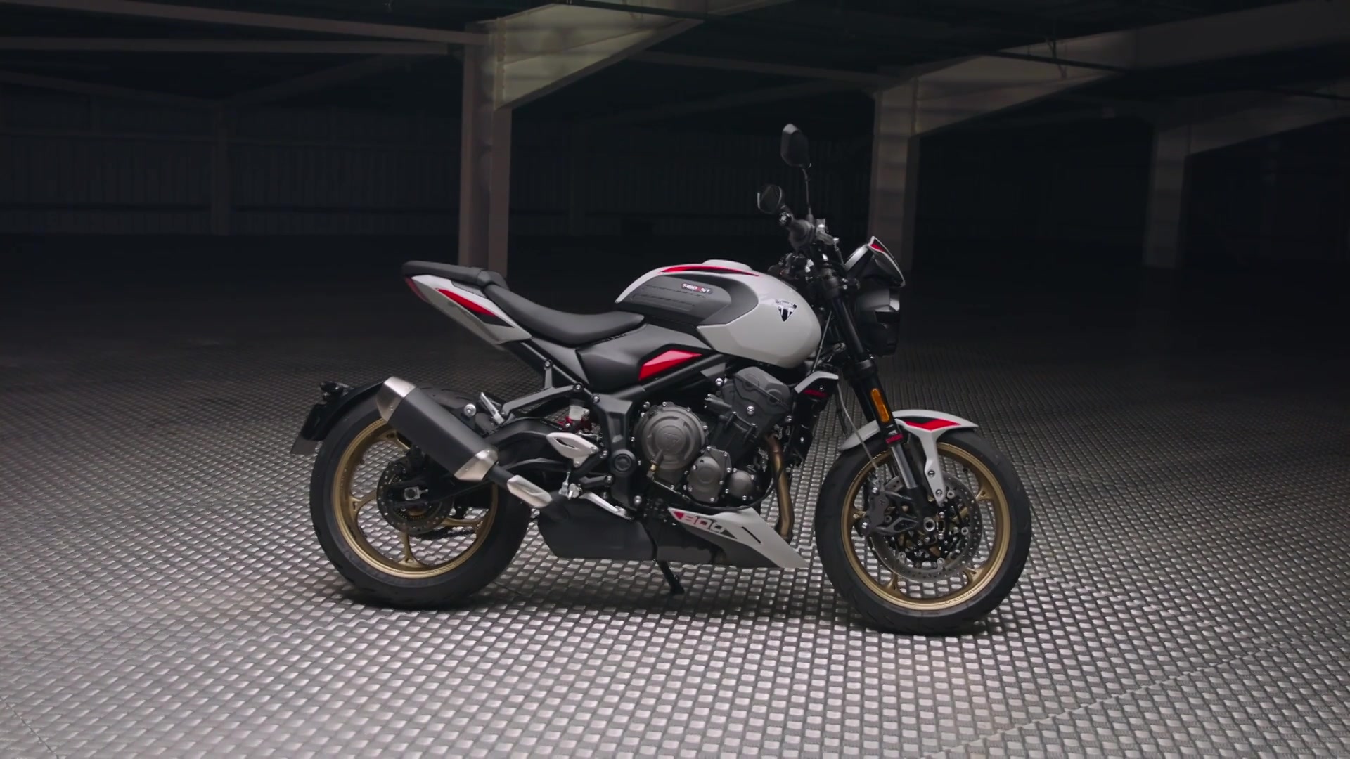 New Triumph Trident 800 - Become a Star