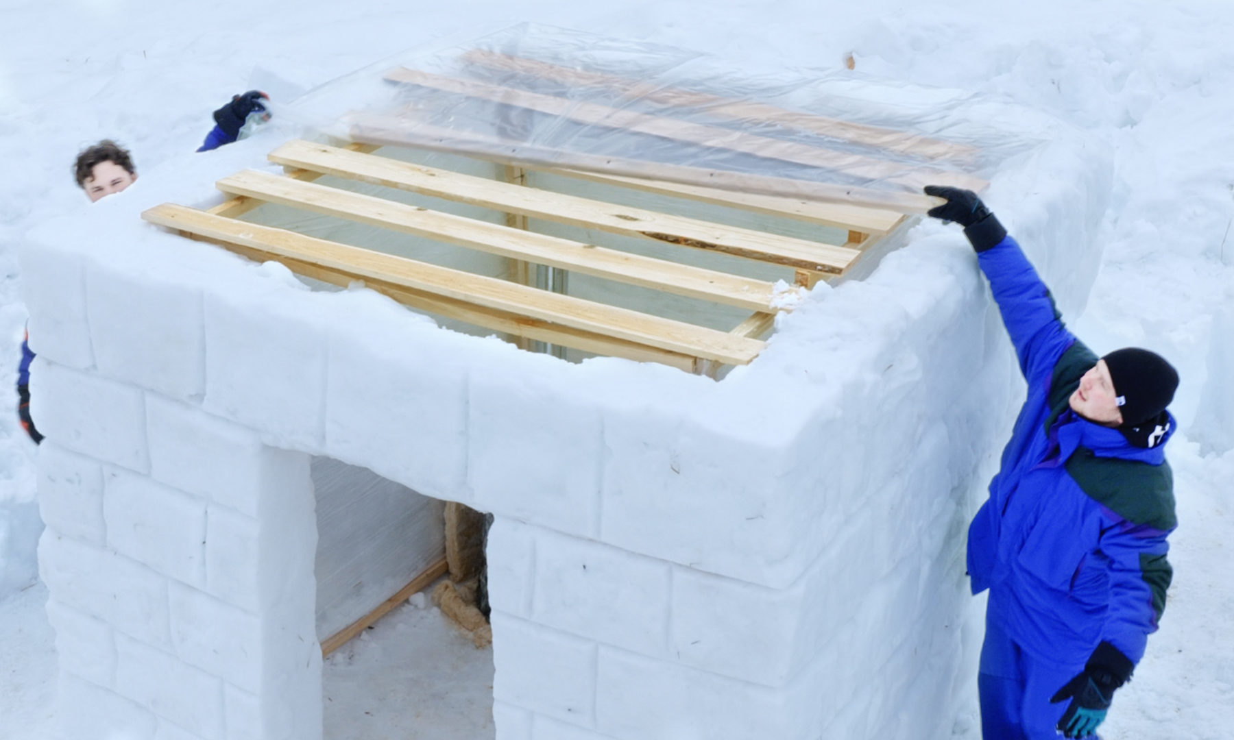 Chicos crean un impresionante sauna de nieve