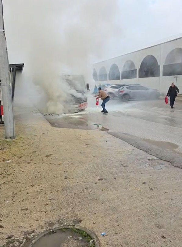 Halk otobüsü alev alev yandı