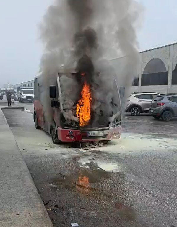 Halk otobüsü alev alev yandı