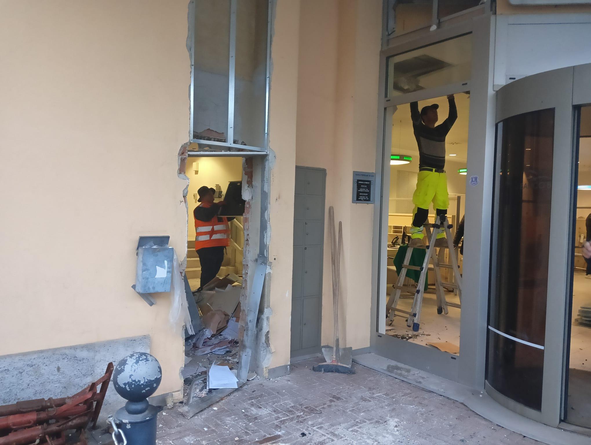 Bancomat fatto esplodere, la “marmotta” distrugge mezza filiale Bpm a ...