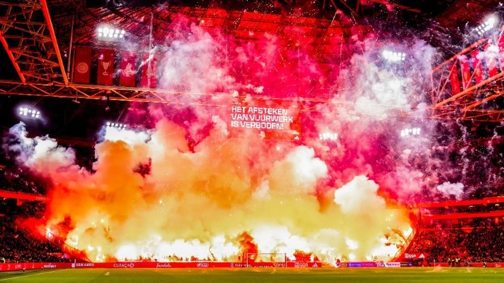 Pyro show escalates: Ajax Amsterdam match abandoned