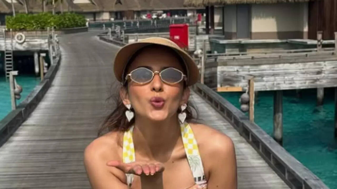 Rakul Preet Singh serves major tropical goals in Maldives; Chic ...