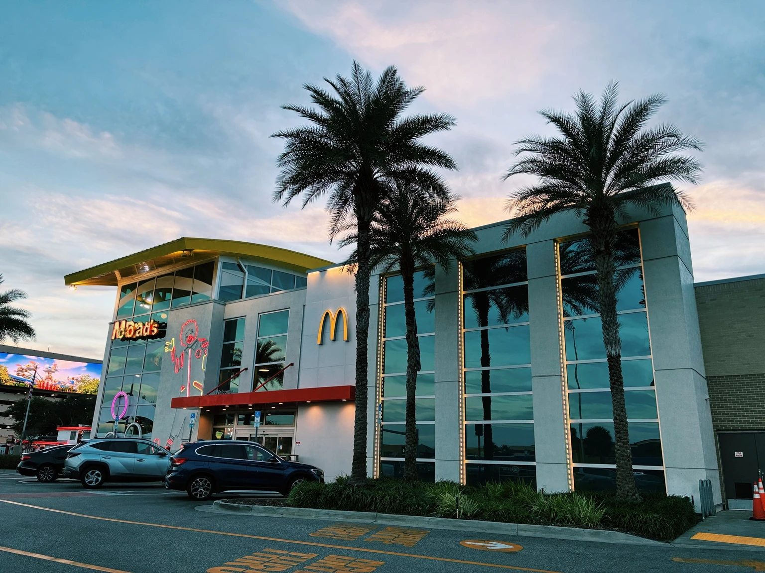 On a mangé de la pizza dans le plus grand McDo du monde