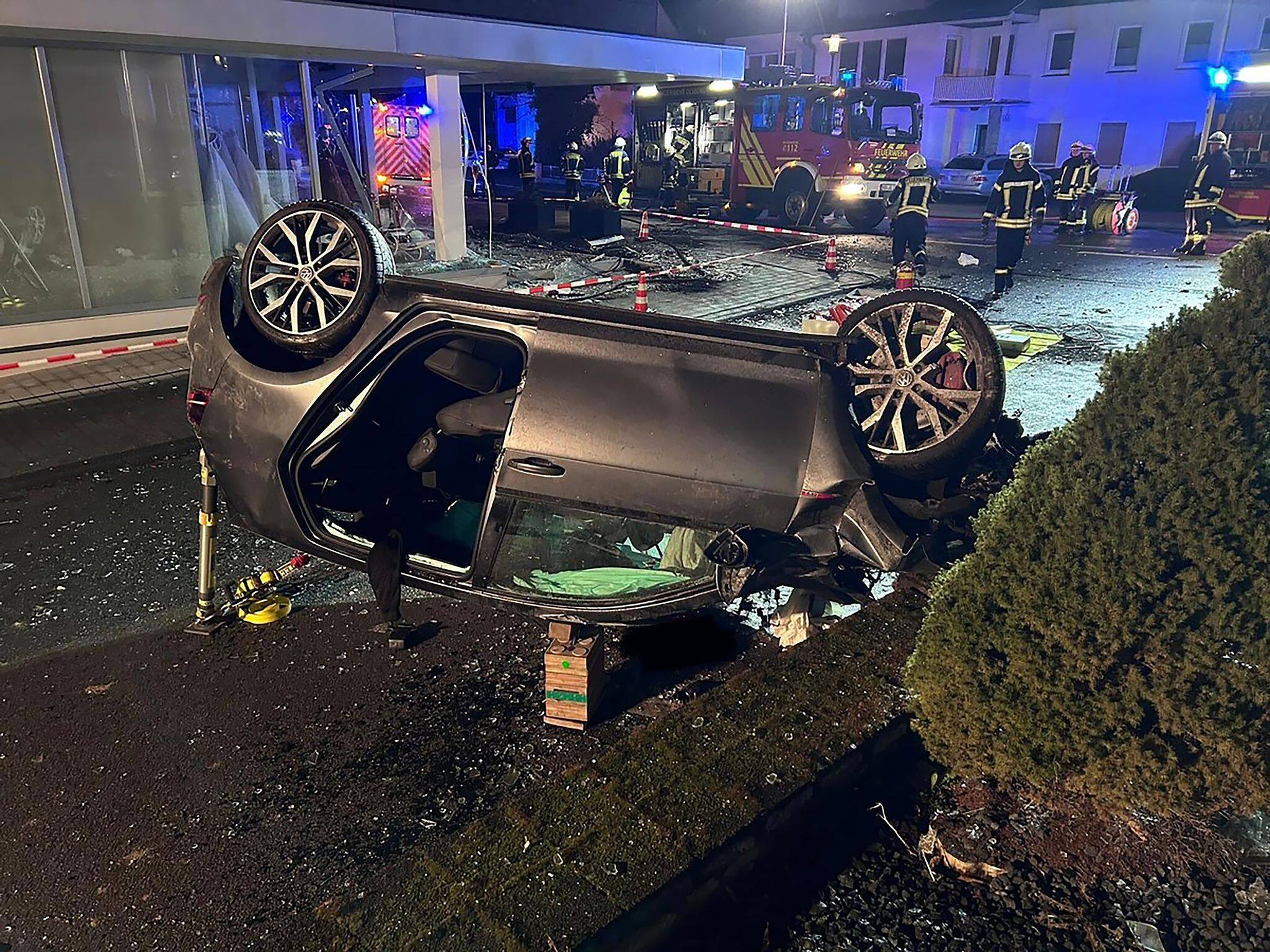 Auto rast vor Polizei davon - und kracht in Brautgeschäft