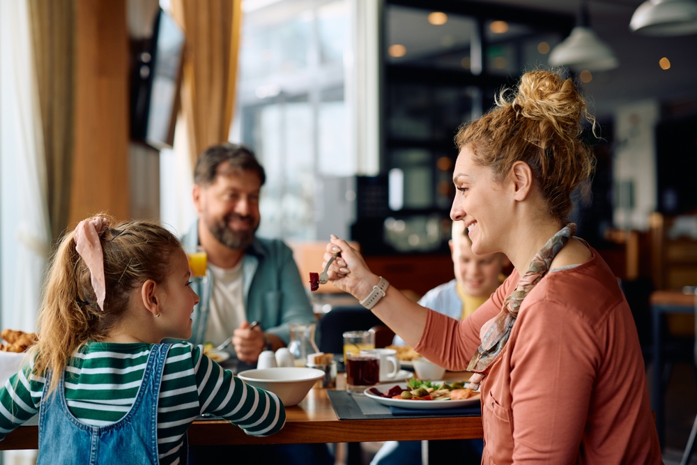 15 budget-friendly tips for eating out