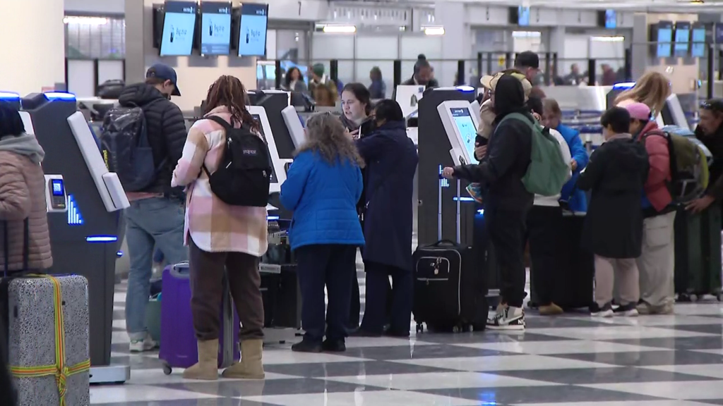 More snow on Monday could mean more travel problems for Chicago