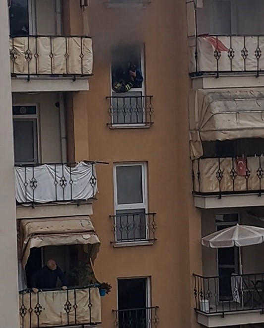 İtfaiye eri, oksijen maskesini vatandaşa verip hayatını kurtardı