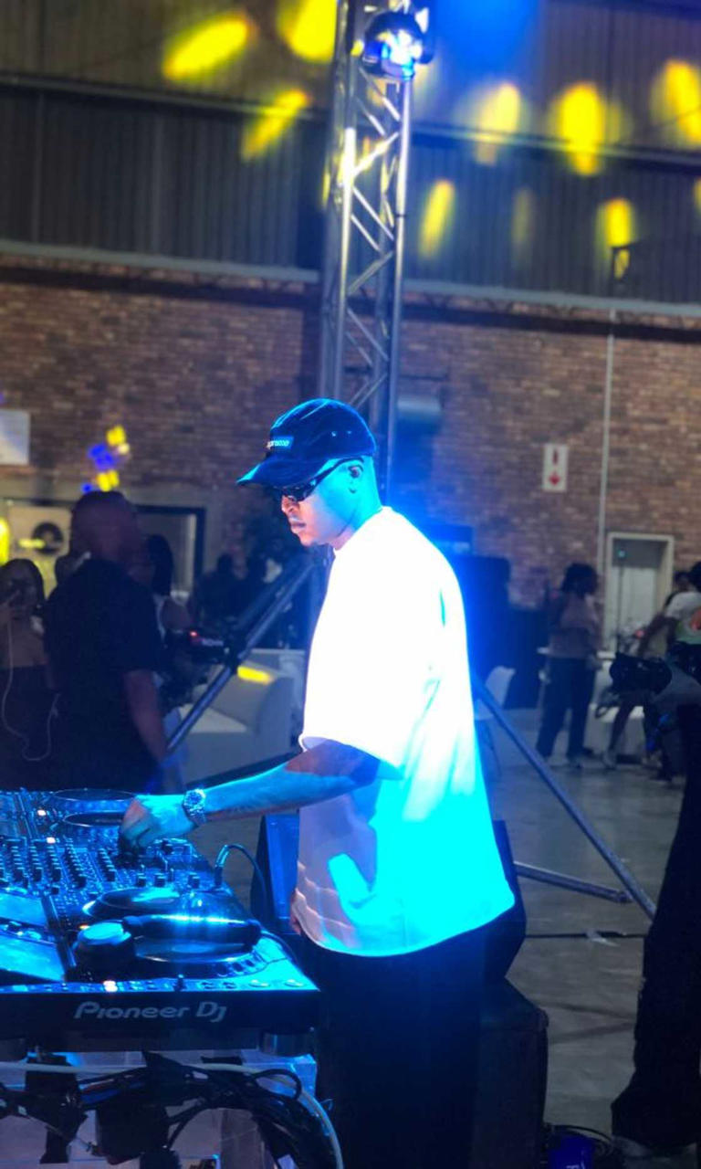 3 Men DJ on 1 deck at the same time during Flying Fish's Surprisngly Good Sets Concert in TikTok ...