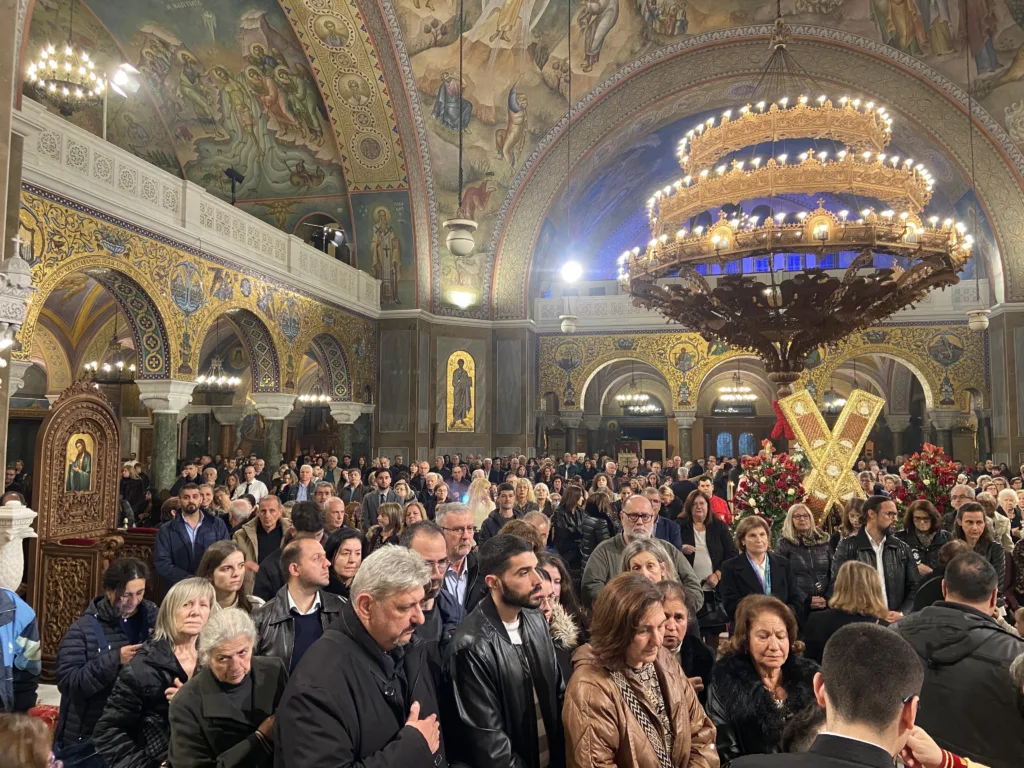 Ατελείωτο προσκύνημα στον Πρωτόκλητο: Χιλιάδες πιστοί στην Πάτρα για ...