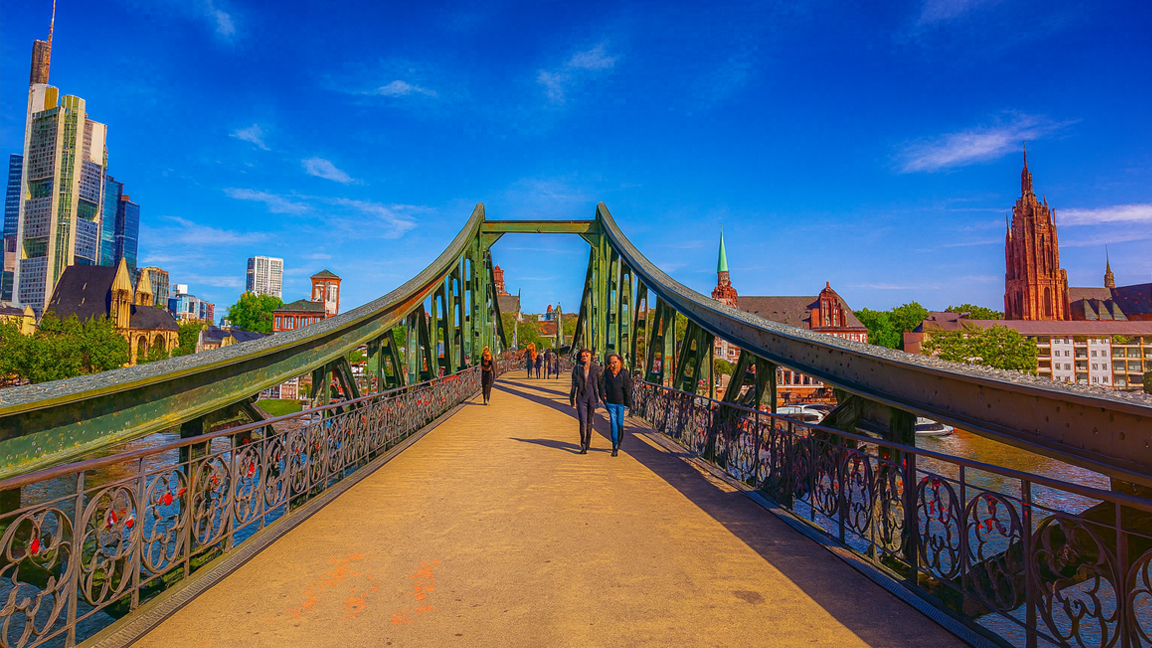 Hva finner du på den andre siden av denne broen i Frankfurt?