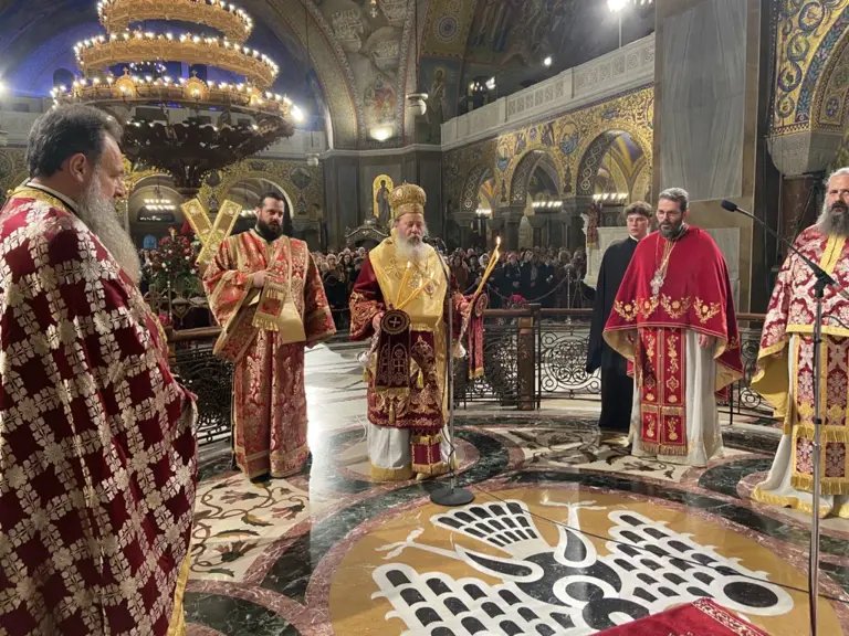 Ατελείωτο προσκύνημα στον Πρωτόκλητο: Χιλιάδες πιστοί στην Πάτρα για ...