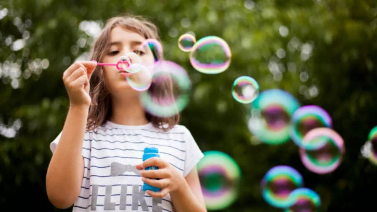 How to make homemade bubbles for your kids: 3 fun and easy tips