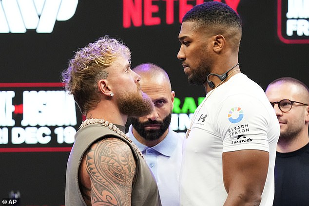 Anthony Joshua shows off incredible shredded physique - but faces need ...